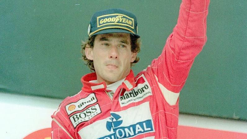 Piloto de Fórmula 1 visita túmulo de Ayrton Senna em São Paulo
