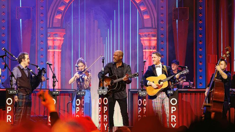 Opry leva Darius Rucker Luke Combs e Mumford & Sons a Londres