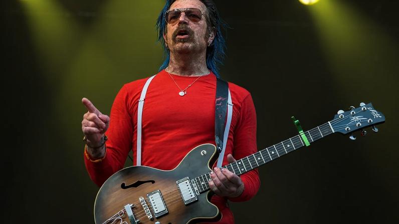 Jesse Hughes, dos Eagles of Death Metal, em Paris para homenagem ao ...